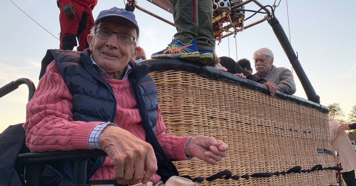 Se när Oskarströms äldreboende åker på utflykt i luftballong | SVT Nyheter