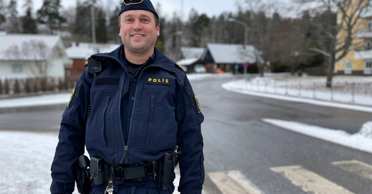 Polisen Johan valde att stanna kvar hos familjen efter att en bil kört ...