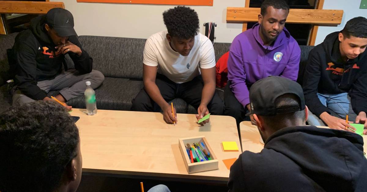 Guys participate in projects about macho culture in Vivalla