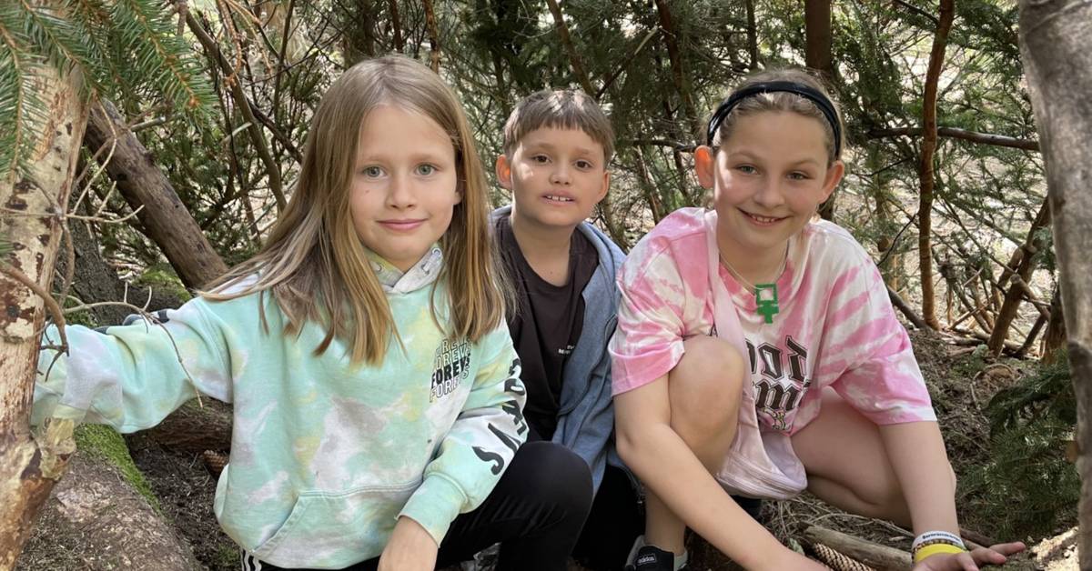 Här lär sig barn överleva zombies – se monsterlägret i Hörby | SVT Nyheter