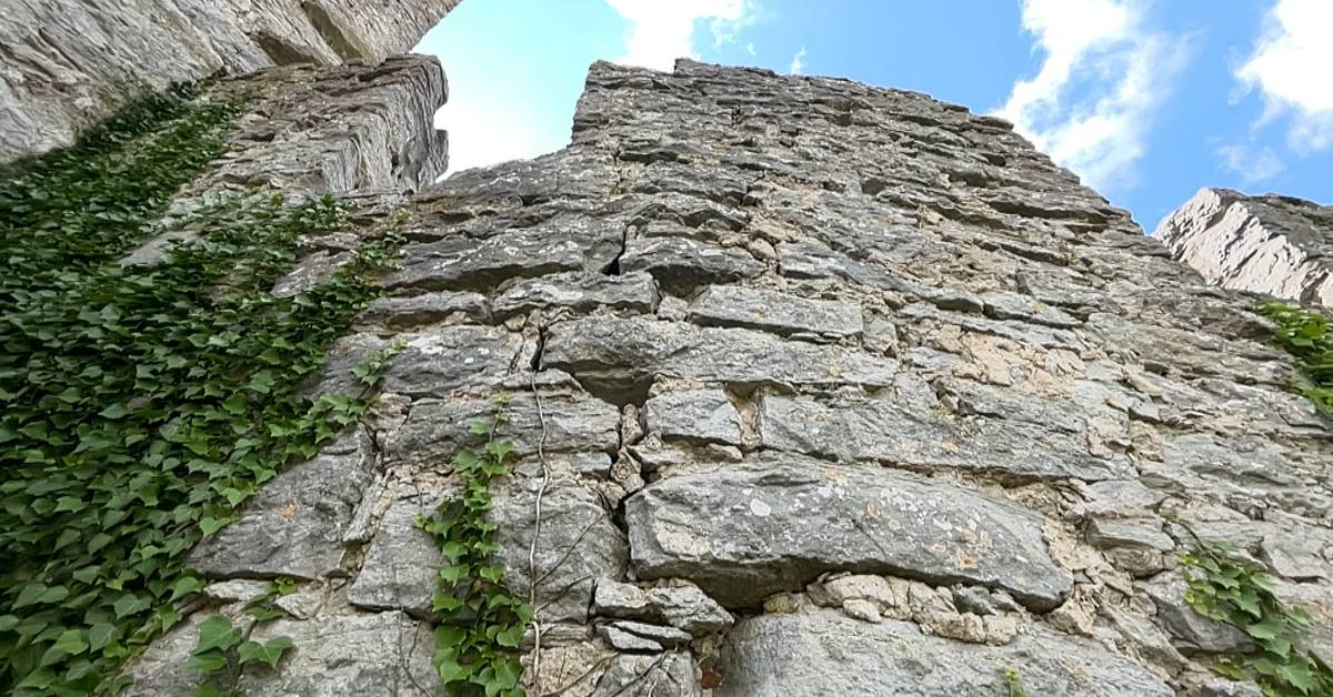 Spricka i ringmuren upptäckt – risk för nytt ras | SVT Nyheter