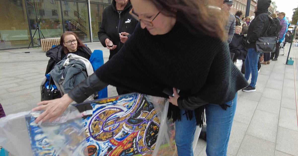 Antikrundan i Skellefteå – Christer och Lotta var först i kön | SVT Nyheter