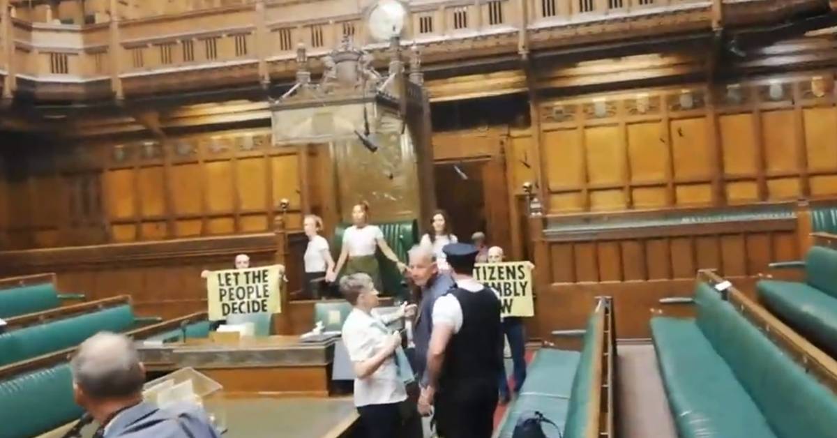 Åtta gripna efter klimataktion i brittiska parlamentet | SVT Nyheter