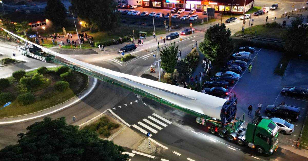 Här rullar den 80 meter långa transporten genom Kisa | SVT Nyheter