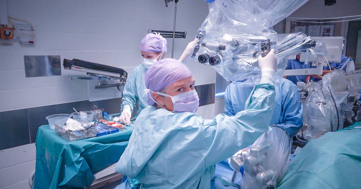 Unik robot ska operera på Akademiska sjukhuset i Uppsala | SVT Nyheter