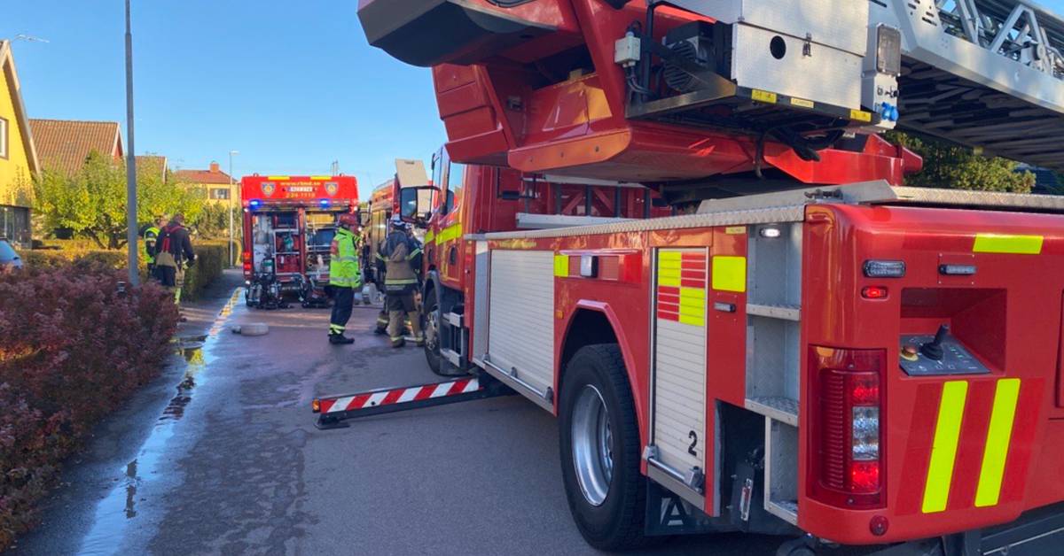 En död efter kraftig villabrand i Kolbäck: ”Har ännu inte identifierat personen” | SVT Nyheter