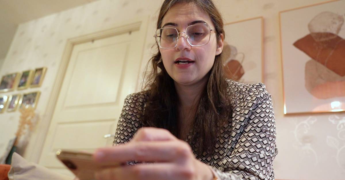 Uppsalabon Marmar, 40, har blivit en röst för kvinnor i Iran | SVT Nyheter