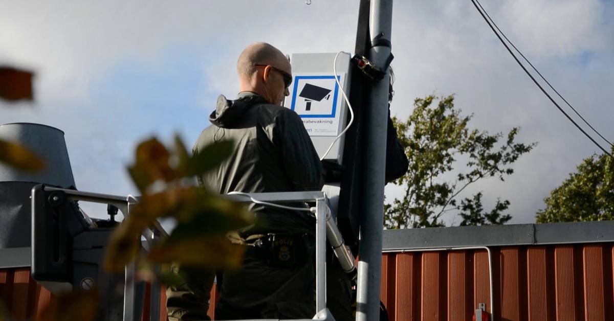 Här monteras mobila kameror upp i Saltskog och Ronna | SVT Nyheter