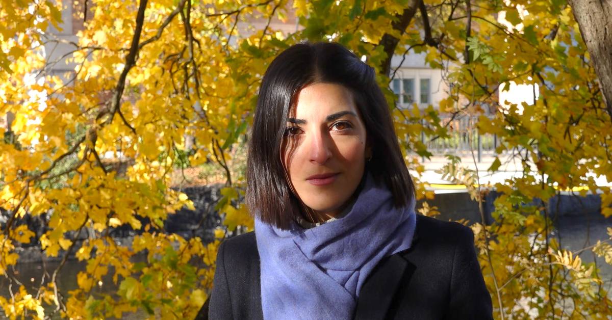 Jennifer från Örebro klippte sitt hår för kvinnorna i Iran | SVT Nyheter