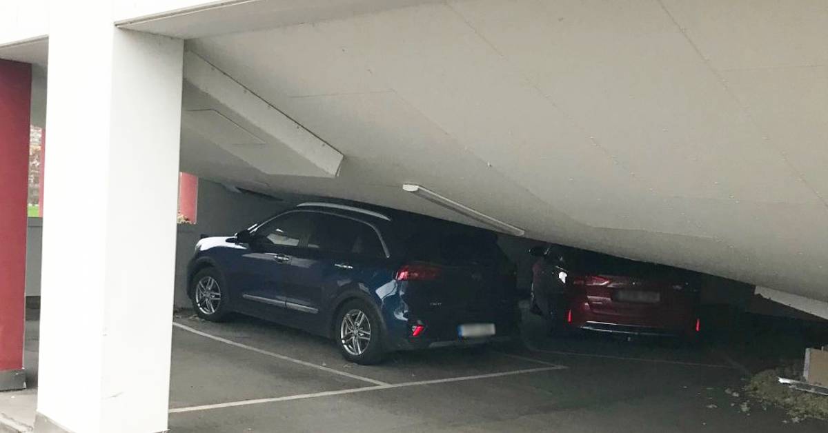 Här rasar taket in i garaget i Lerum | SVT Nyheter