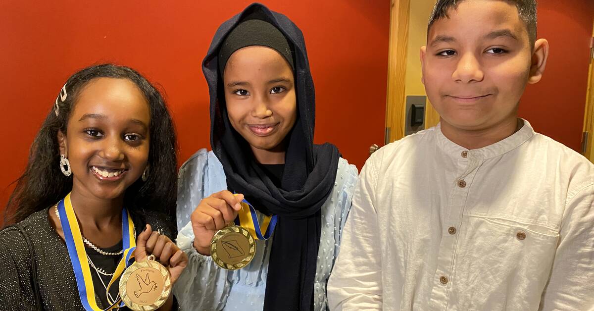 Nobelfest på Vivallaskolan med prisceremoni och lyxlunch | SVT Nyheter