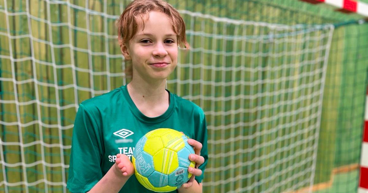 11-åriga Selma i Boden spelar handboll med en hand: ”Hittar mina ...