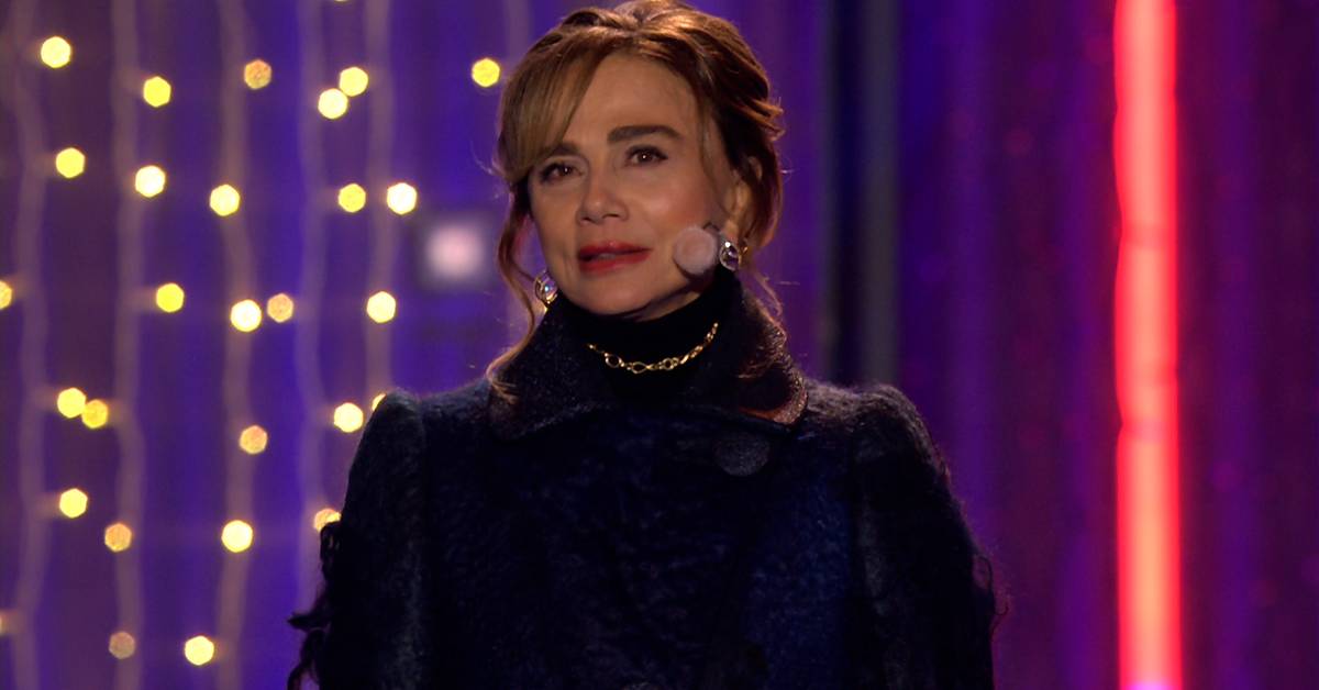 Lena Olin ringde in det nya året på Skansen | SVT Nyheter