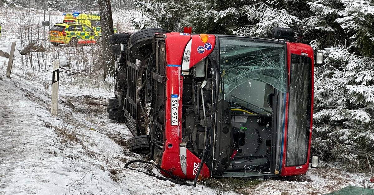 SL-buss har vält i Botkyrka – tre skadade personer | SVT Nyheter