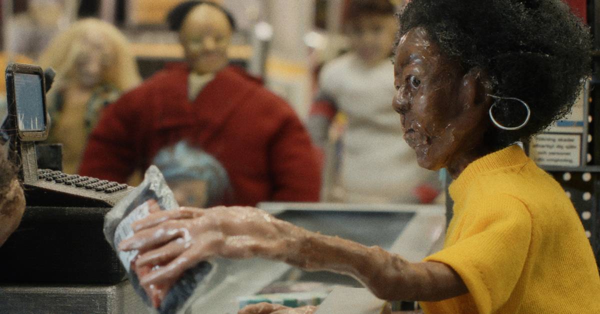 Nya filmen ”Butiken” synar livet i lågprisvaruhusen | SVT Nyheter