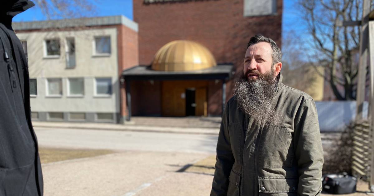 Filmer visar att Fekri Hamad fortfarande är aktiv i moskén | SVT Nyheter