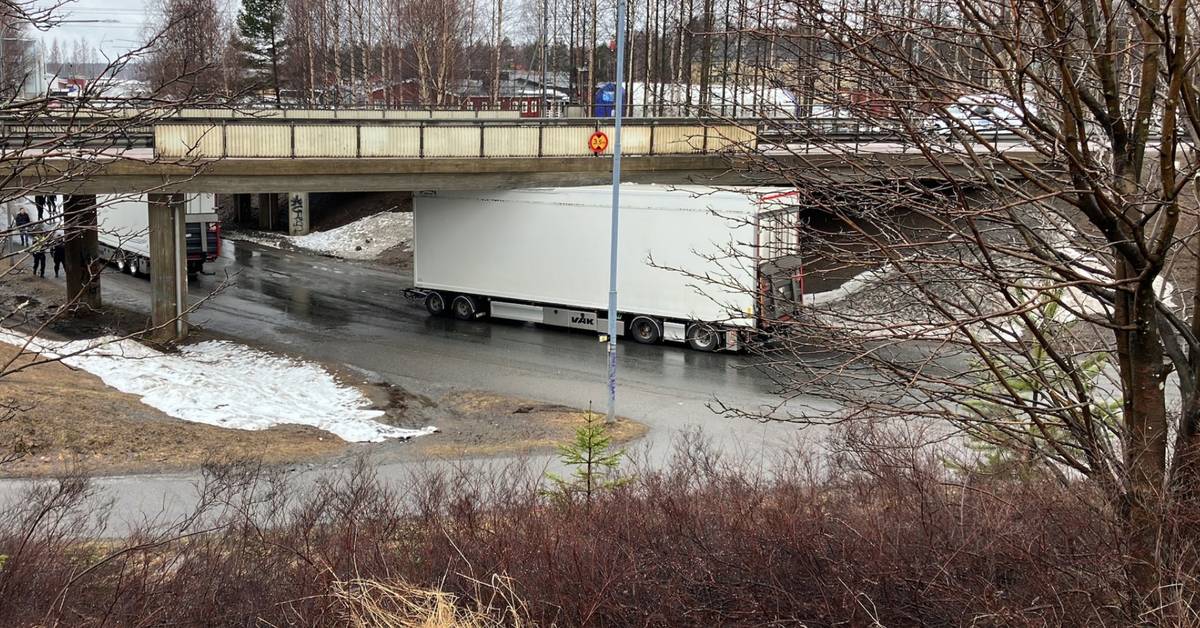 Lastbil har kört fast under viadukt i Skelleftehamn – polis på platsen ...