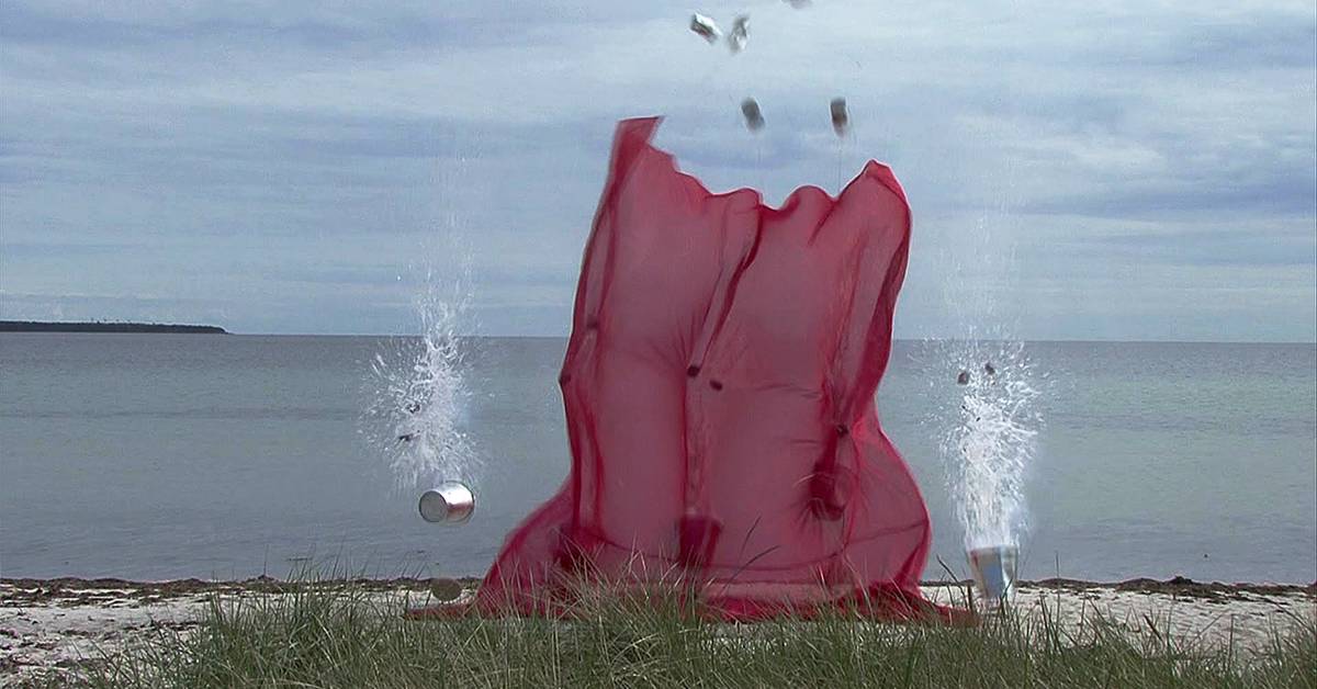 Recension: Roman Signer på Malmö konsthall | SVT Nyheter