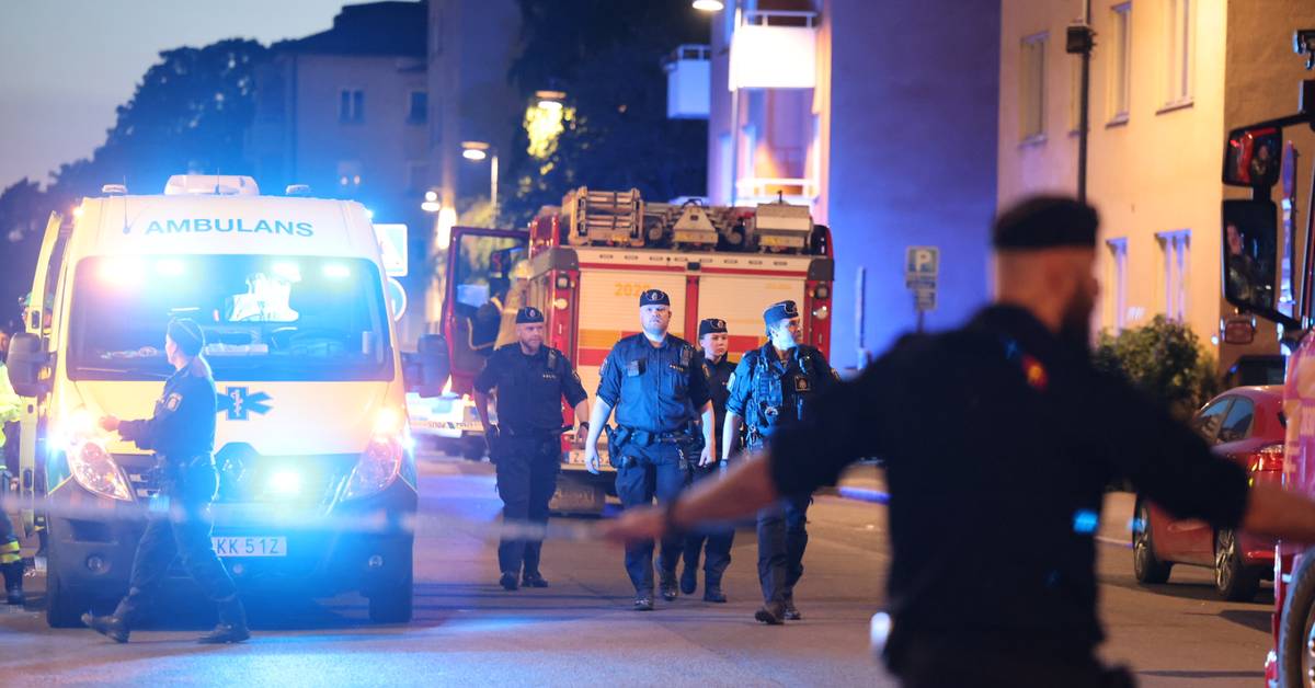 Explosion i portuppgång i Sundbyberg: ”Rejäl smäll” | SVT Nyheter