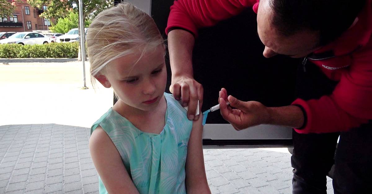 Här tar Olivia från Eskilstuna sin TBE-spruta: ”Lite läskigt” | SVT Nyheter