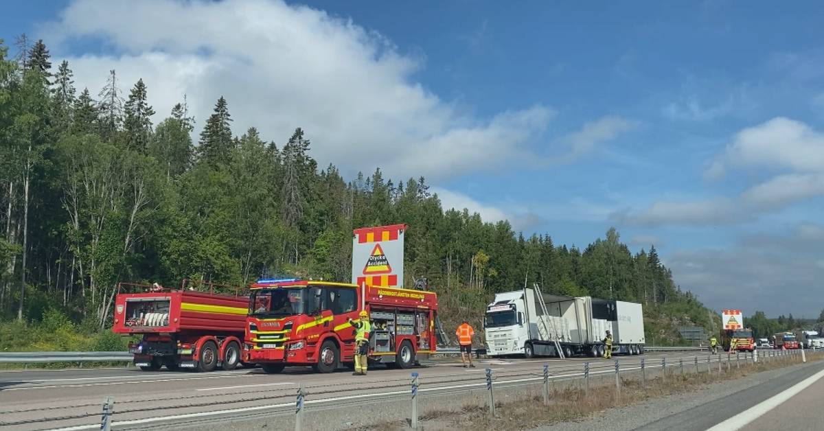 Brinnande lastbil på E4 mellan Birsta och Timrå – södergående körfält ...