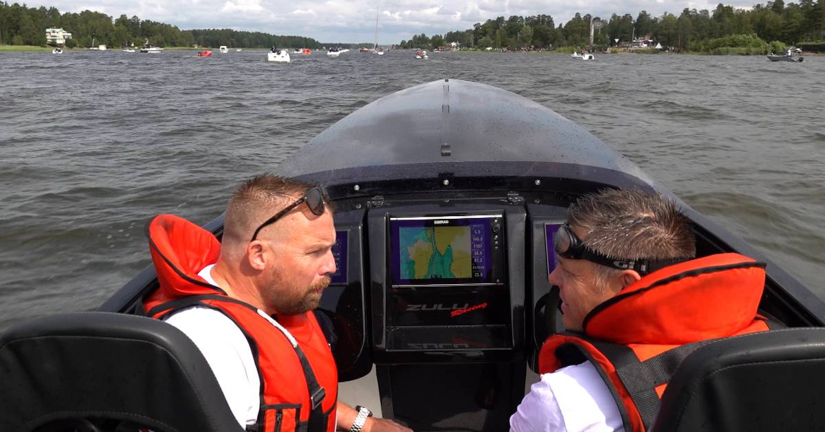 Poker Run – tusentals hästkrafter och spelkort på Vänern | SVT Nyheter