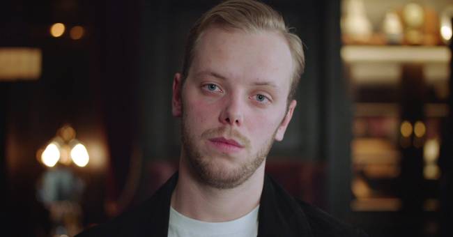 Komikern Carl Déman om sitt spelmissbruk: ”Allt gick åt helvete” | SVT ...