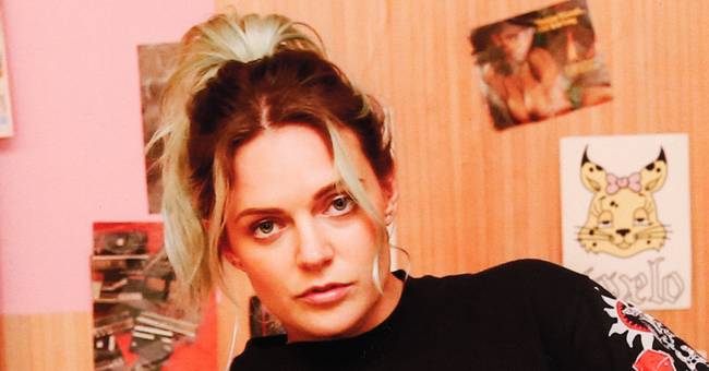 Musikrecension: ”Sunshine Kitty är inte Tove Los bästa verk” | SVT Nyheter