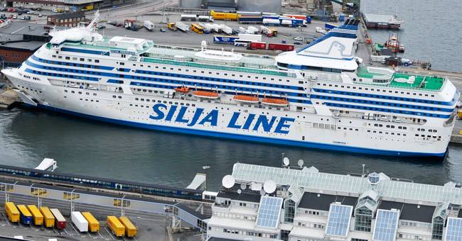 Finlandsfärja fast i hamnen – tekniska problem | SVT Nyheter