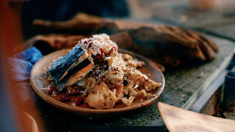 Laga mat utomhus – 1. Glödbakad fisk med sotad vitkål och höstäpple ...