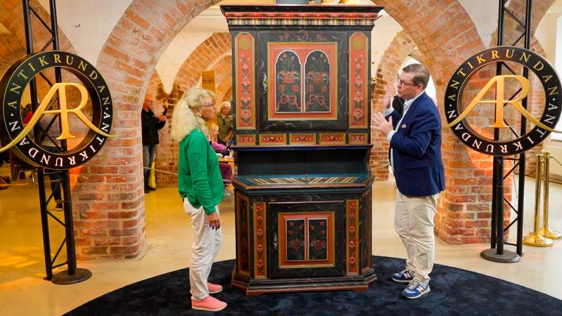 Antikrundan – Tuttifrutti-broscher, lagade glas och jättesvärd | SVT Play