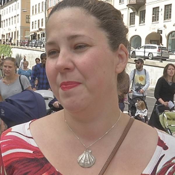 Arga föräldrar på marsch | SVT Nyheter