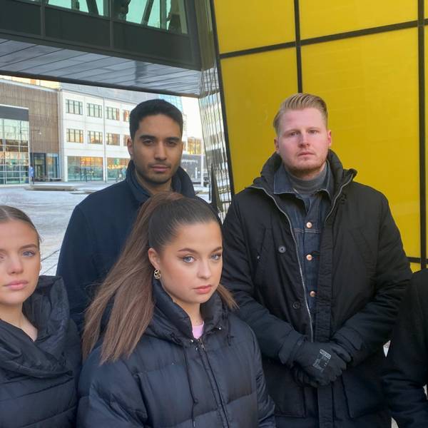 350 studenter skriver tenta på plats på fredag: ”Ansvarslöst” | SVT Nyheter