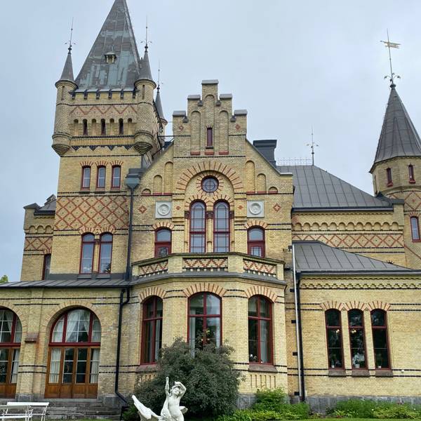 Nu ska Merlo slott i Timrå säljas – titta in i den unika byggnaden ...