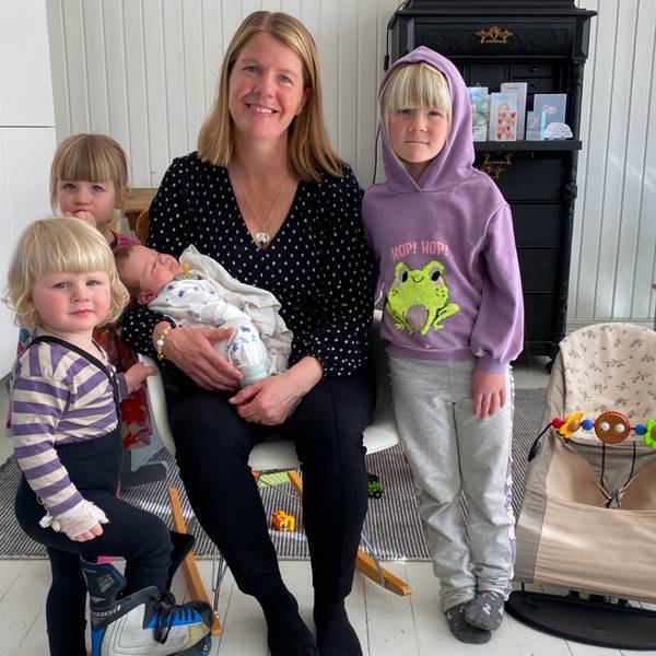 Tiina i Mockfjärd fick samma barnmorska från graviditet till förlossning | SVT Nyheter