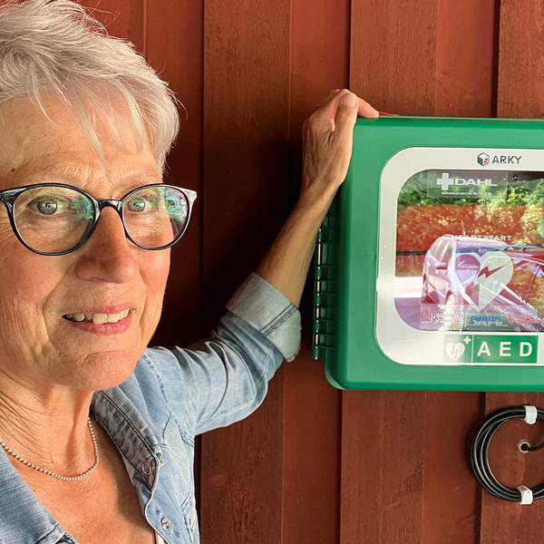 Anna-Karin skaffade livräddare till byn – här är nya hjärtstartaren i ...