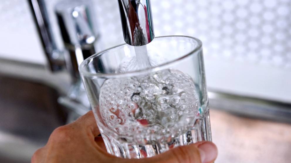 Kranvatten med klorlukt i Huskvarna | SVT Nyheter