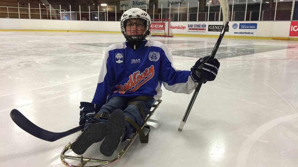 Emil har stora drömmar om kälkhockey | SVT Nyheter