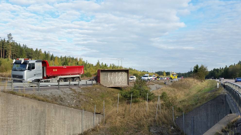 Lastbil och personbil i trafikolycka på E4 | SVT Nyheter