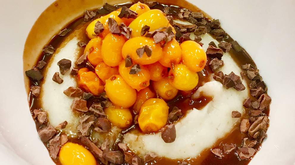 Mannagryn med kokos, havtorn och choklad | SVT recept