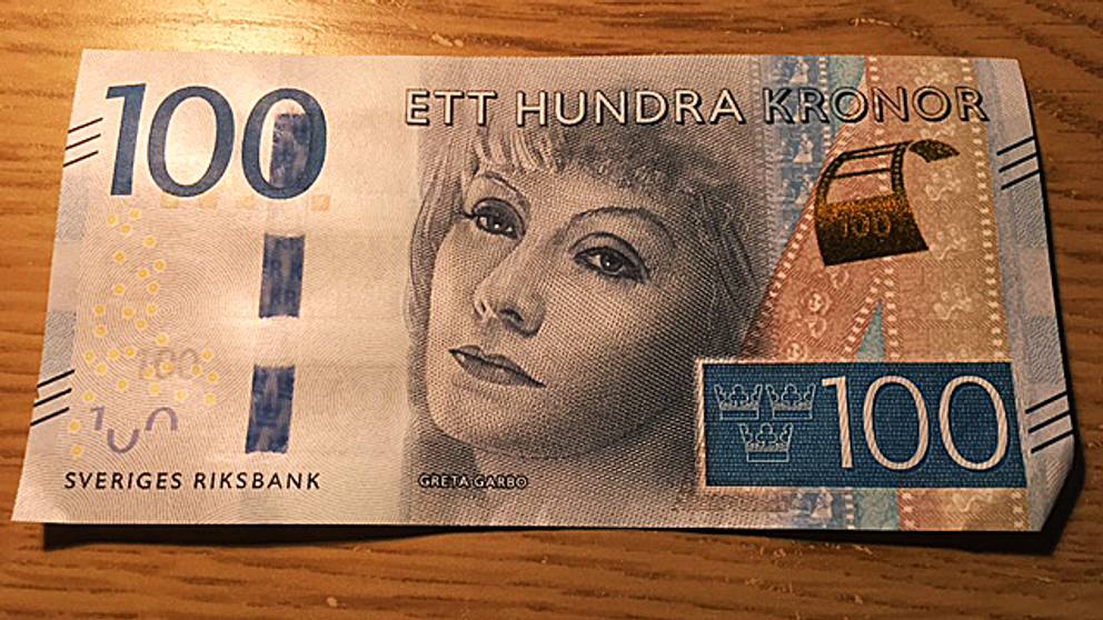 Fick nya hundralappen | SVT Nyheter