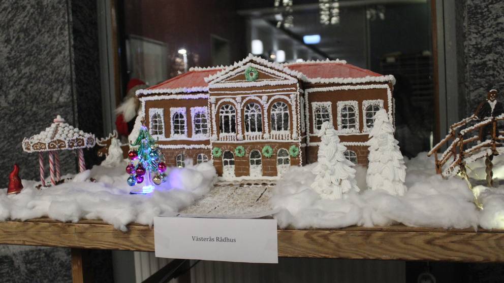 Vem i stadshuset bygger bäst pepparkakshus? | SVT Nyheter