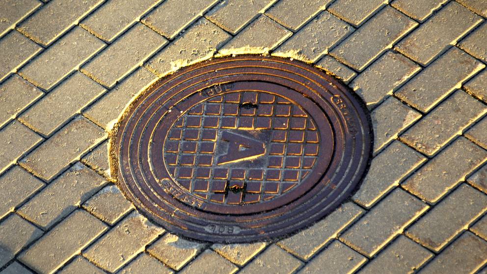 Inbrott med hjälp av brunnslock | SVT Nyheter