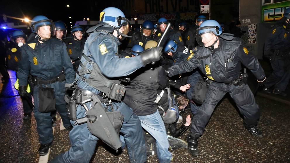 Protester i Köpenhamn – kastar sten mot polisen | SVT Nyheter