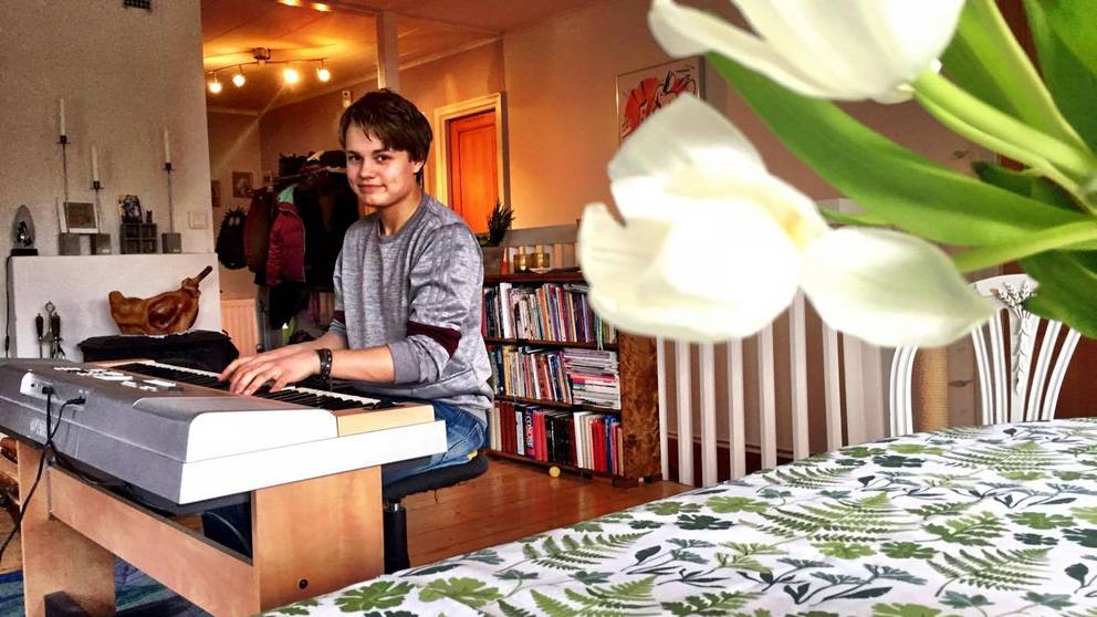 Pianotalang tolkar Timbuktus låtar | SVT Nyheter