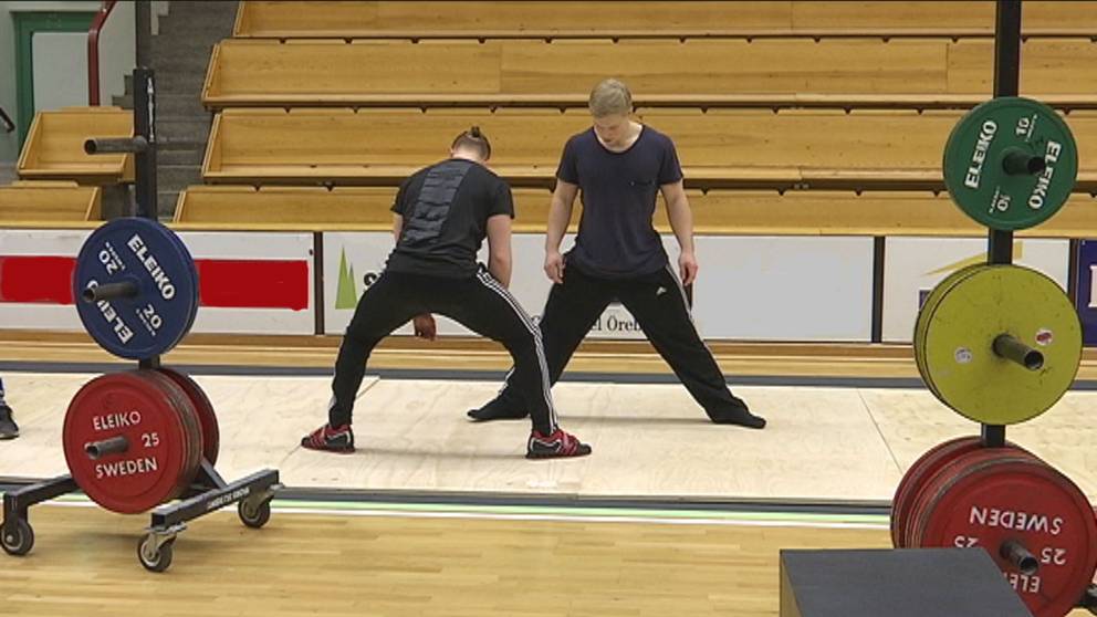 Ungdomar blandades med veteraner i svettiga tyngdlyft | SVT Nyheter