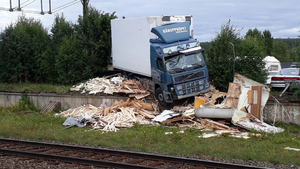 Lastbil körde in i gammal lastkaj | SVT Nyheter