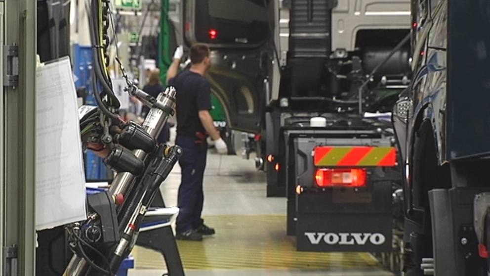 Volvo lastvagnar minskar produktionen | SVT Nyheter