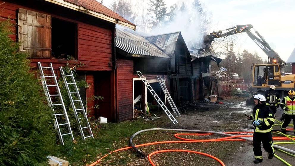 Fullt utvecklad brand i ladugård utanför Mora | SVT Nyheter