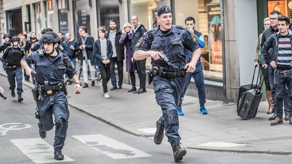 Poliserna som kom först fram vid terrorattacken saknade utrustning ...